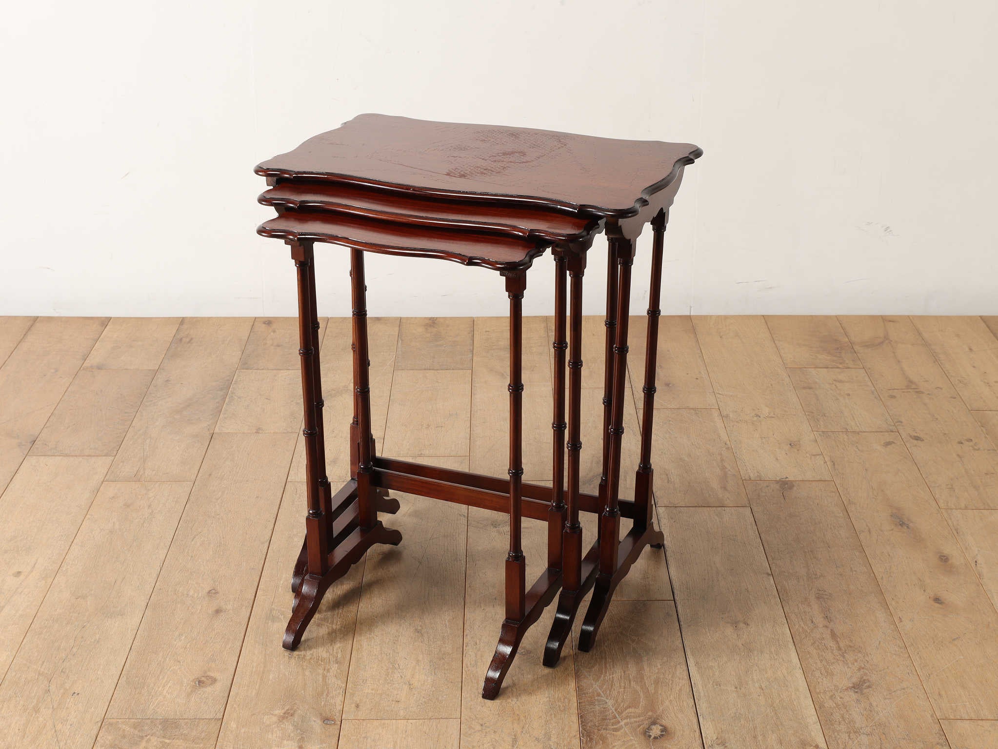 ネストテーブル | ロイズ・アンティークス | ヨーロッパのアンティーク/ヴィンテージ家具